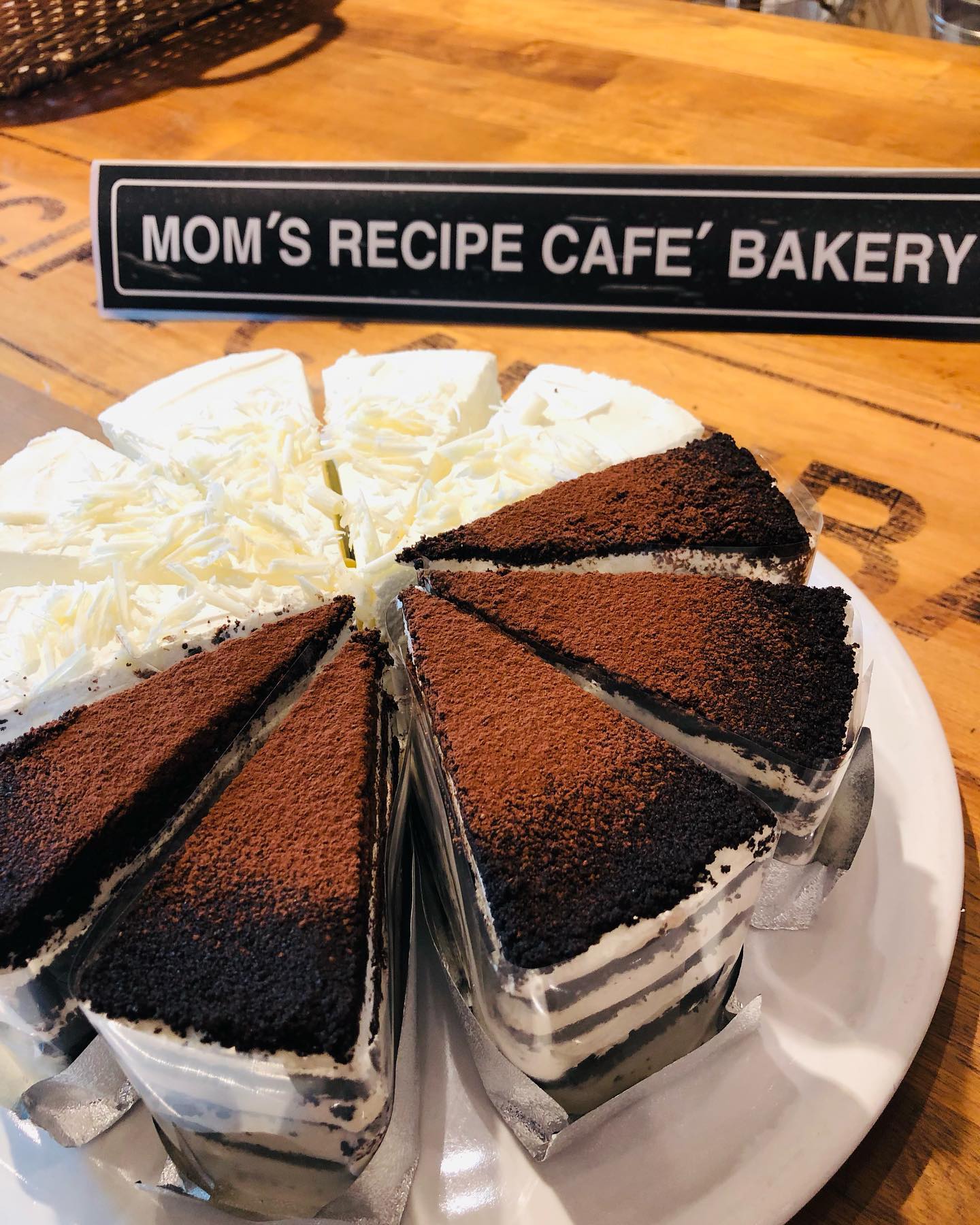 Mom's Recipe Café Bakery - Loga