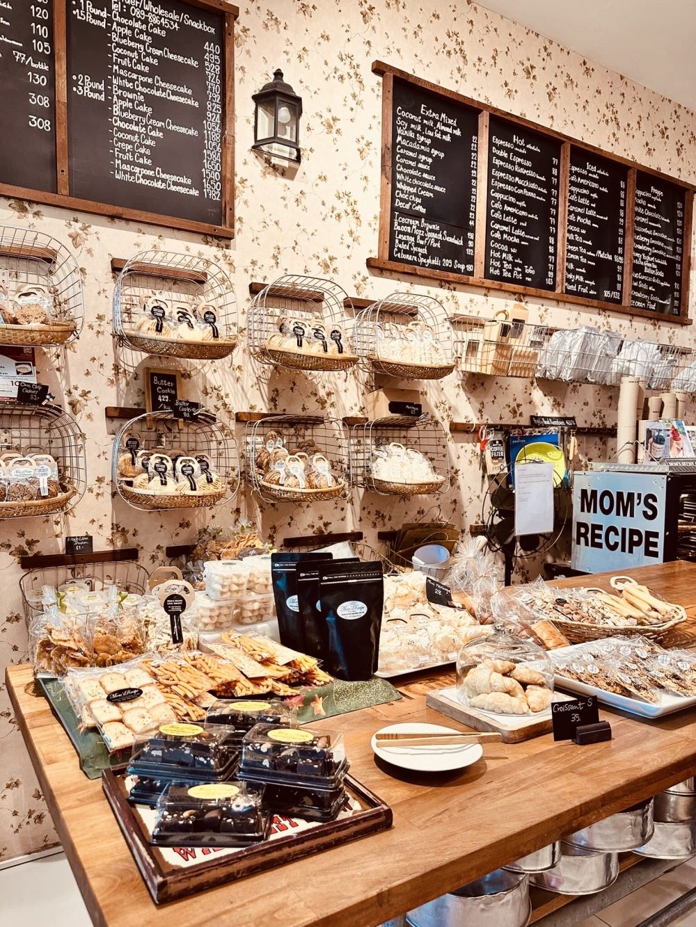 Mom's Recipe Café Bakery - Loga